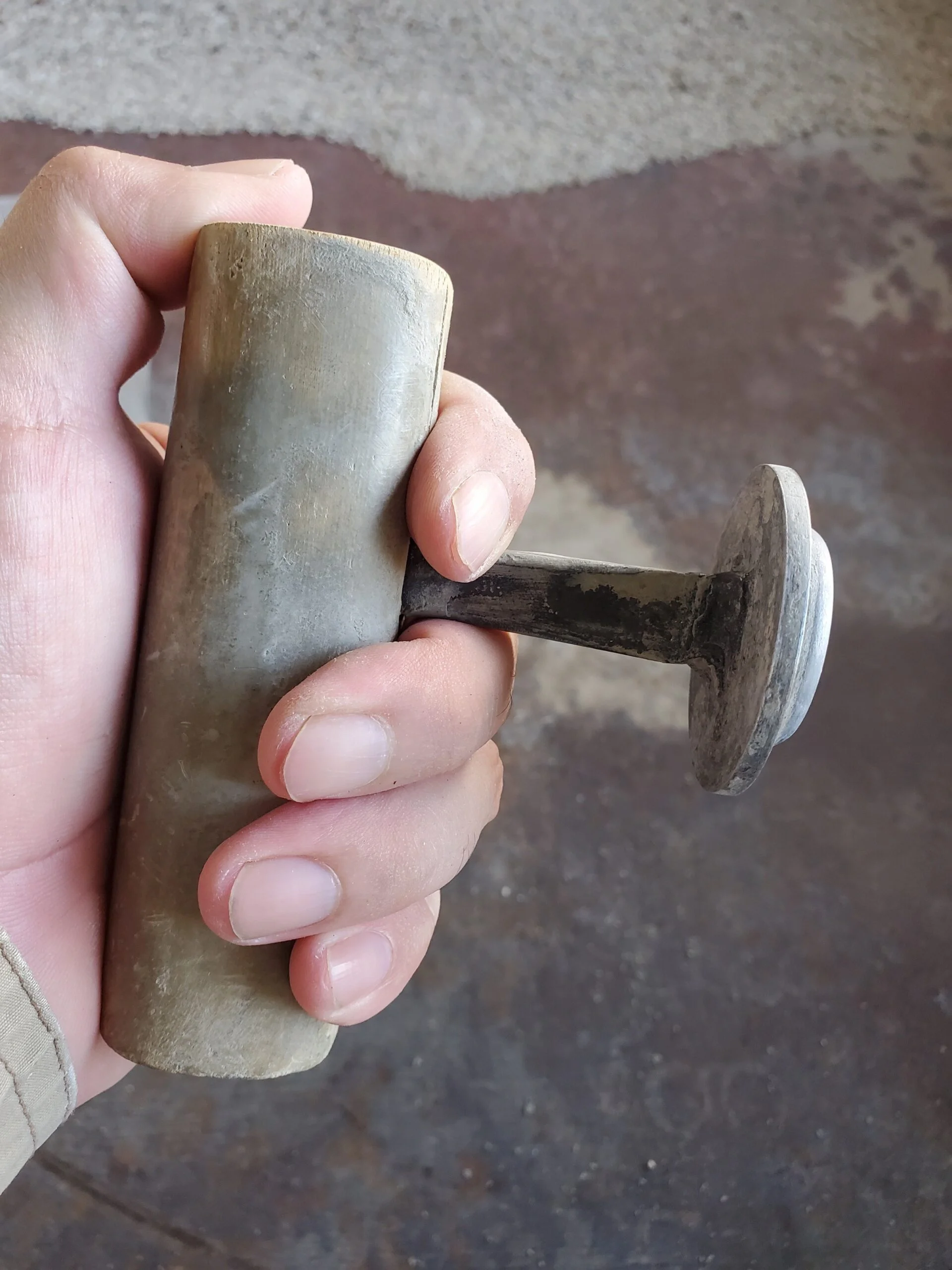 コンクリート構造物の穴埋め（ピーコン処理）に特化した専用工具の役割 | 壁ダンディズム KABE-DAN