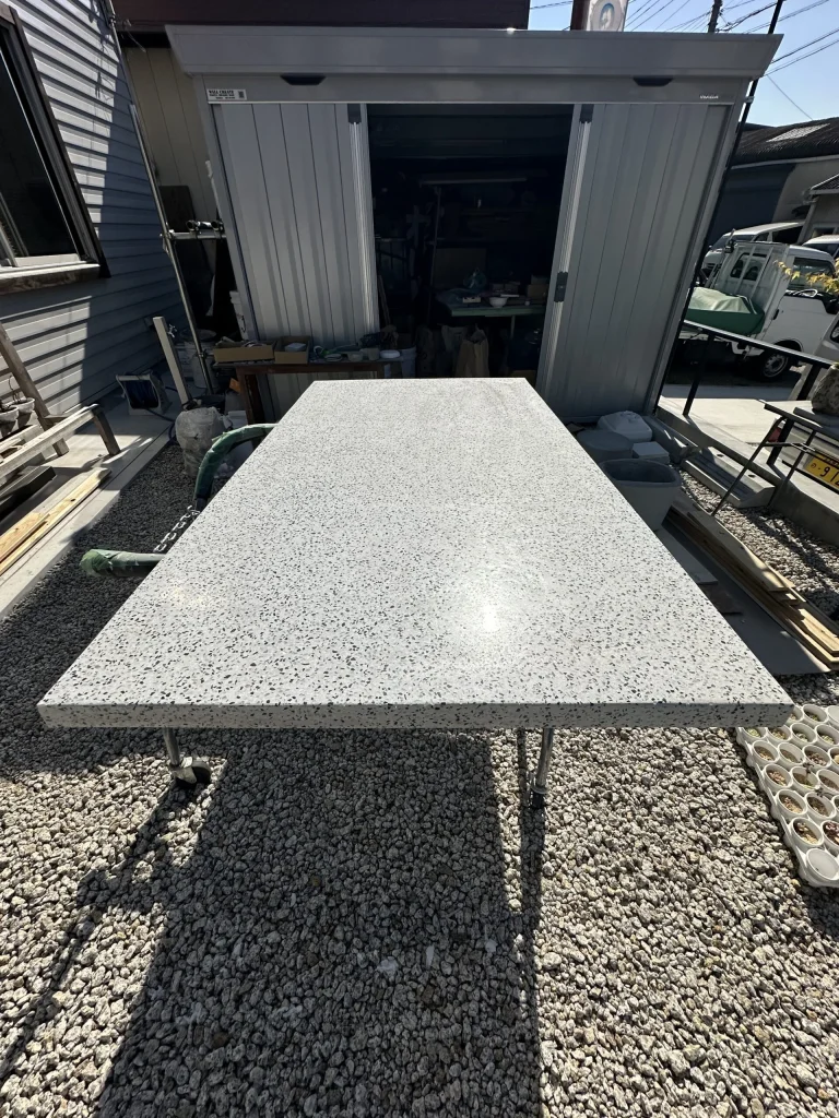 ビールストーン（BEALSTONE）によるテラゾー仕上げの什器制作 | 壁ダンディズム KABE-DAN