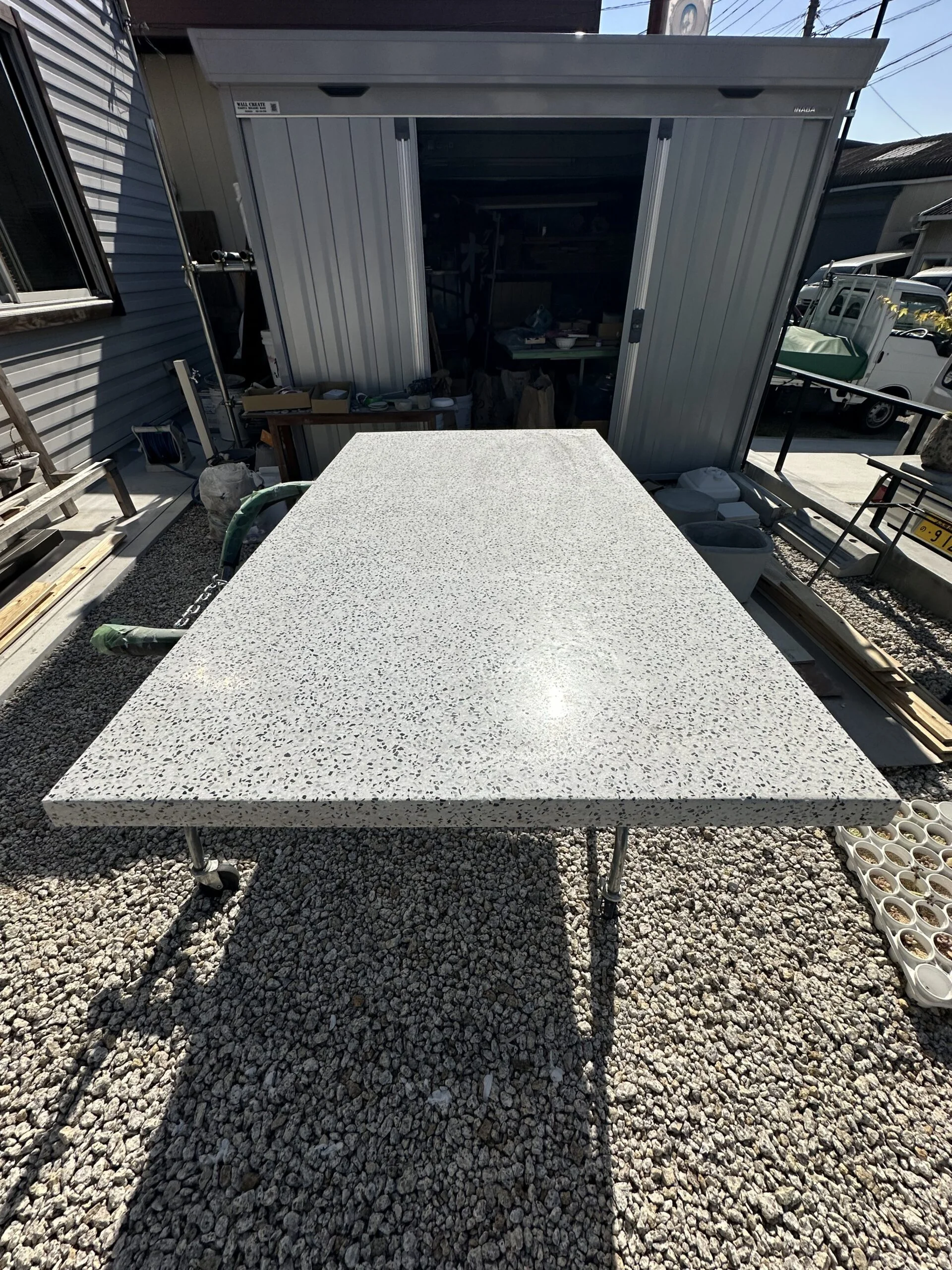 ビールストーン（BEALSTONE）によるテラゾー仕上げの什器制作 | 壁ダンディズム KABE-DAN