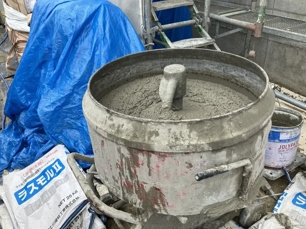 モルタル外壁施工におけるミキサーでの材料練りと多人数での連携作業 | 壁ダンディズム KABE-DAN