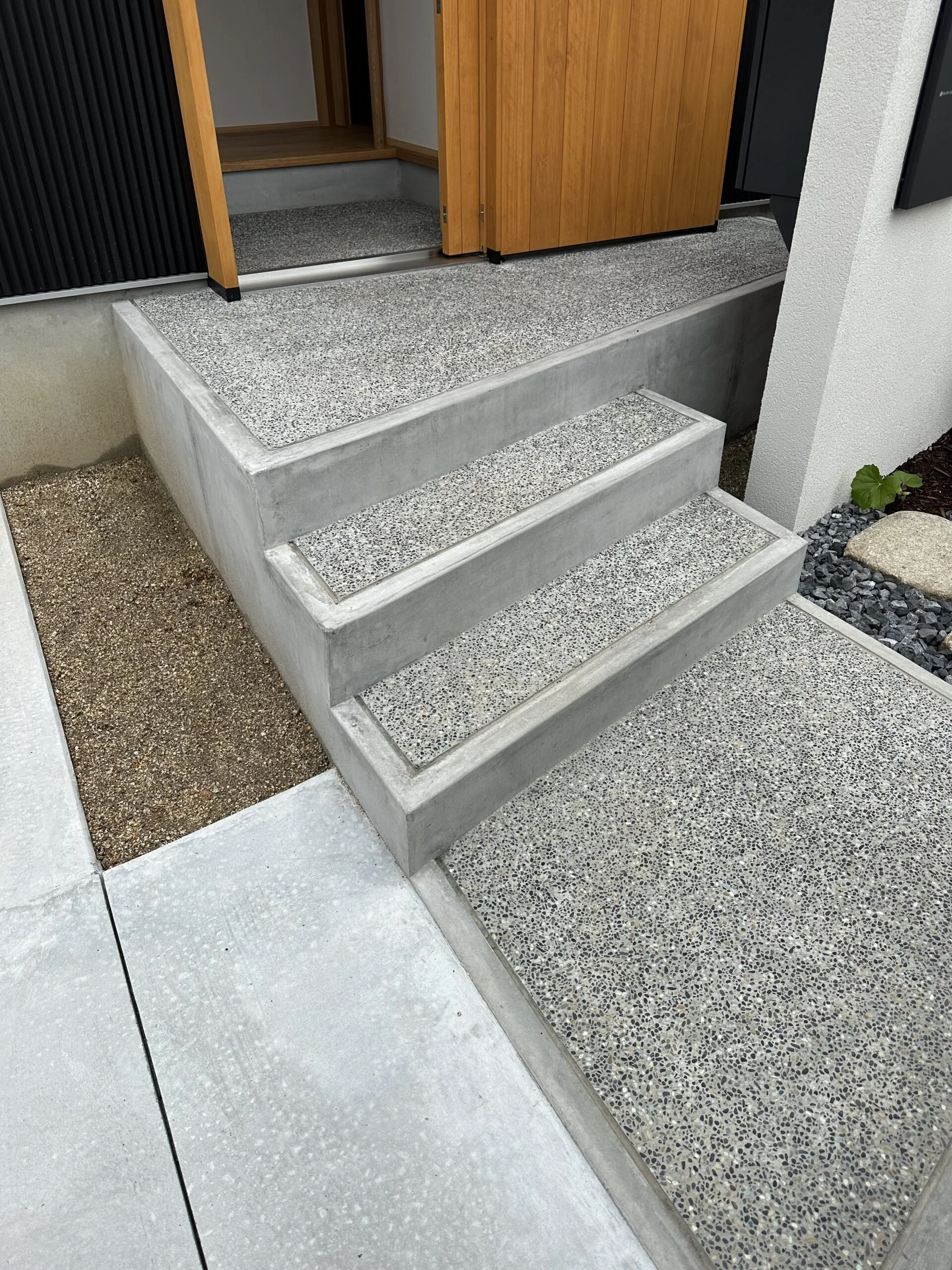 玄関やアプローチに最適な左官伝統技法の洗い出し仕上げ | 壁ダンディズム KABE-DAN